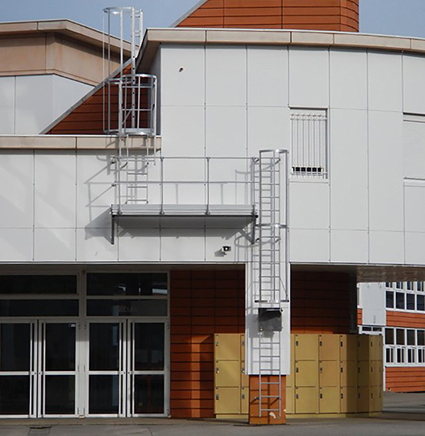 Echelle crinoline avec palier de sortie latérale