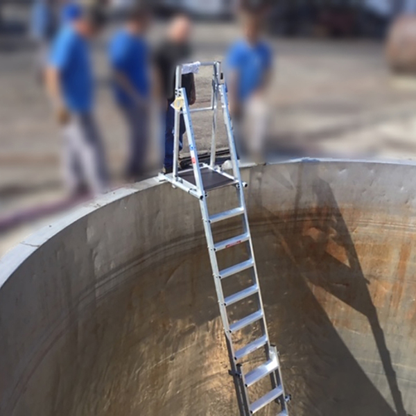 Echelle roulante de chantier qui se fixe à la dalle