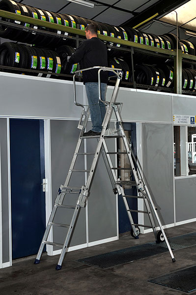 Echelle roulante en aluminium pour travailler en sécurité