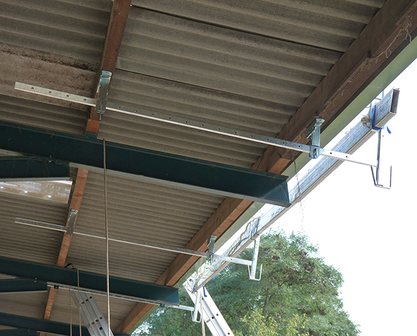 Garde-corps temporaire pour toiture métal ou bois