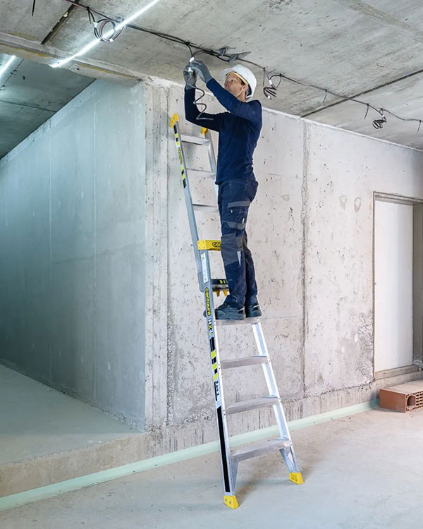 Escabeau multi positions avec base évasée