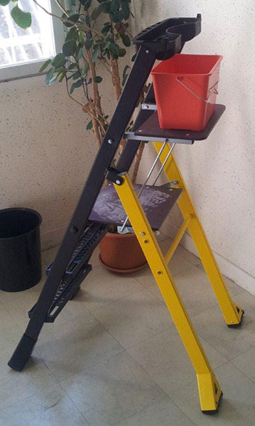 Escabeau de sécurité ultra compact pour un rangement facile