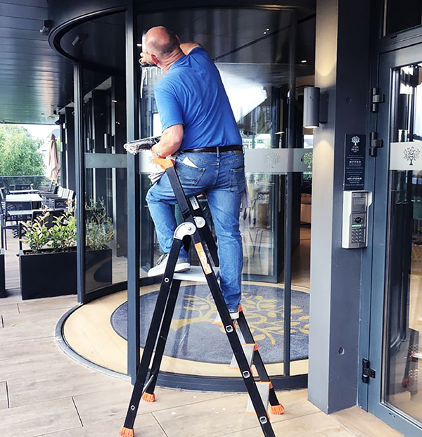 Escabeau pro en aluminium époxy avec grandes marches