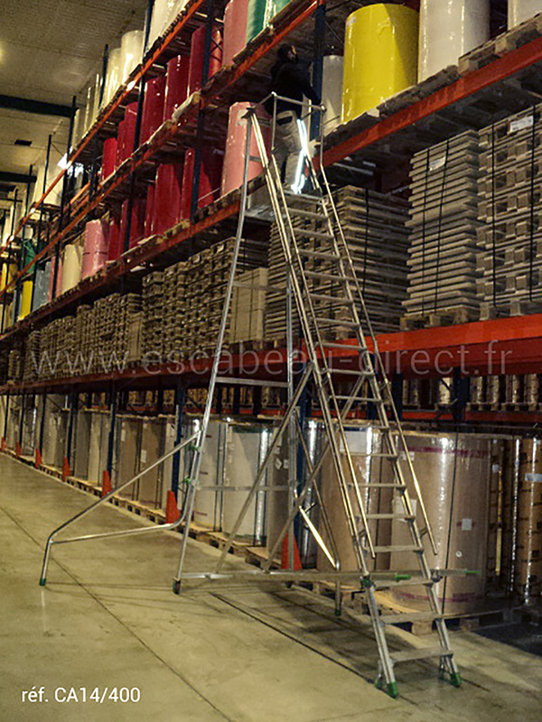 Escabeau industriel roulant à grande plateforme