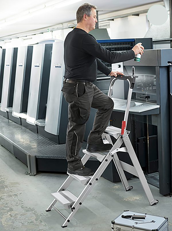 Escabeau pro en aluminium avec garde-corps rabattable