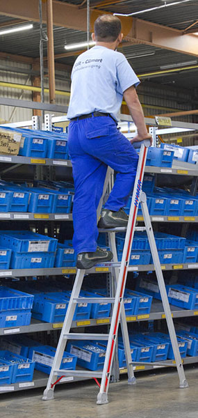 Escabeau aluminium anodisé pour garder les mains propres lors de l ...