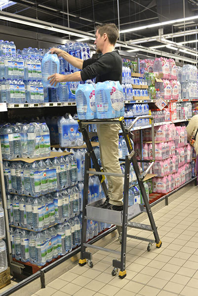 Escabeau roulant picking idéal pour charger des cartons ou caisses qui ...
