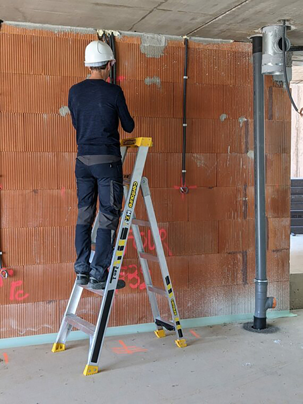 Escabeau multi positions avec base évasée