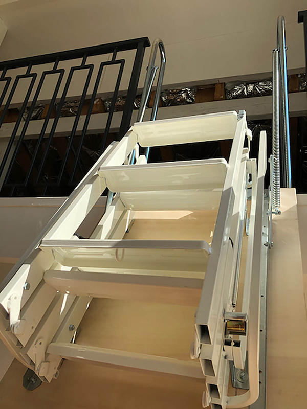 Escalier escamotable pliant pour accès mezzanine.