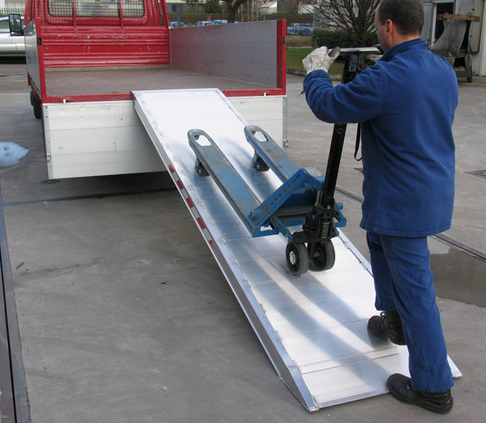 Aluminiumrampe mit Rand - Sehr breite Laderampe ermöglicht ein ...