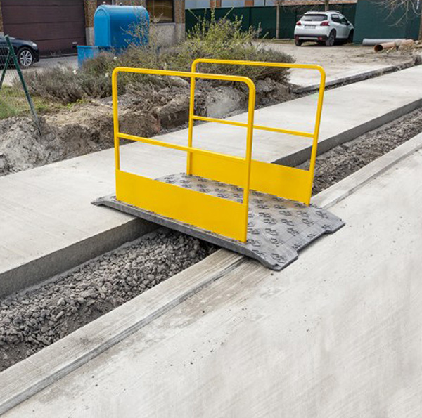 Fahr- und Laufbrücke mit oder ohne Geländer. Max. Traglast 1000kg