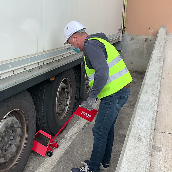 Unterlegkeil mit Stoppschild, Sicherungskette und eventL. Räder