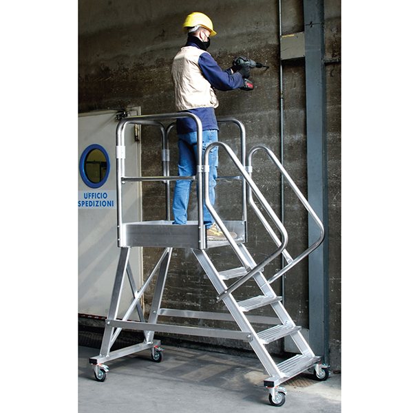 Piattaforma di lavoro con 4 ruote retrattili e con corrimano