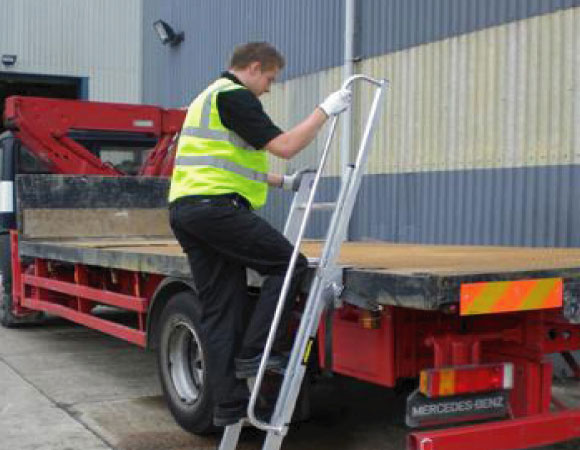 Plateforme pour un accès facile à la remorque d'un camion