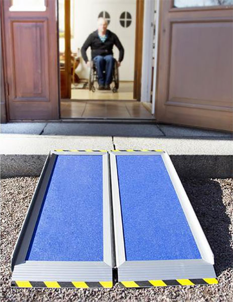 Rampe PMR mobile pliable avec surface antidérapante
