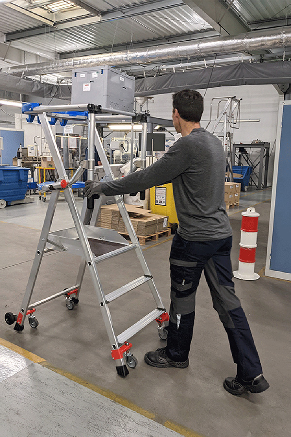 Scala mobile ideale per il rifornimento di scaffali e picking