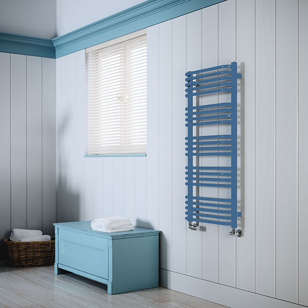 Scaldasalviette elettrico blu distante