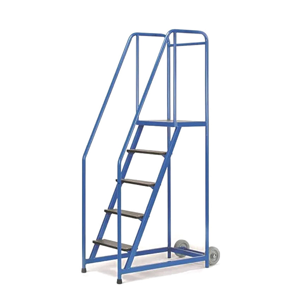 Scaletta con ruote progettata per passaggi stretti