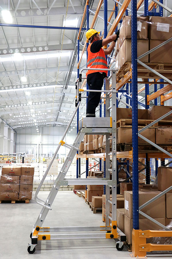 Fahrbare Stehleiter für Regale mit Sicherheitstür