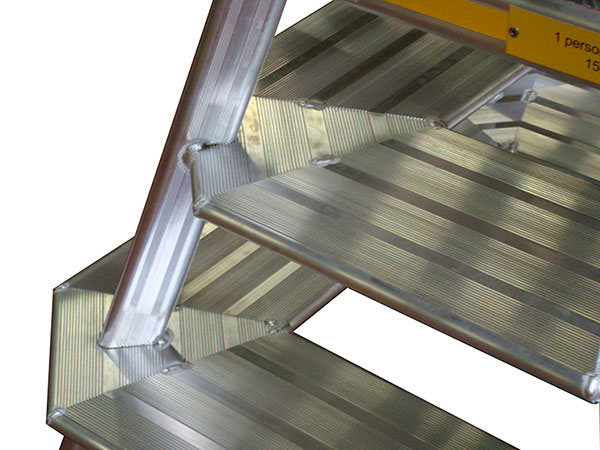 Tritte trapezförmig aus Aluminium rollbar und sicher, für ...